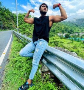 Paras Thakral Biography, Age, Date of birth, girlfriend, Height ...